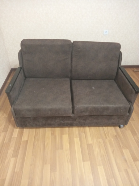 Срочно продаётся диван раскладной . Хорошем состояние б/у