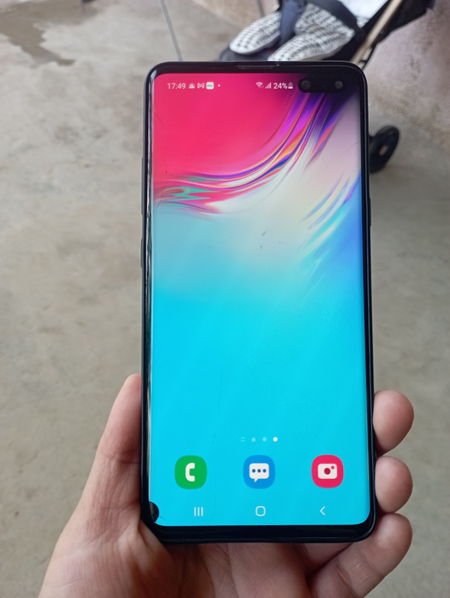 Samsung j 5 250 bir qo‘l tutgan