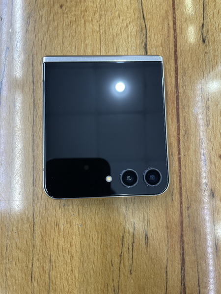 Samsung galaxy Z flip 5