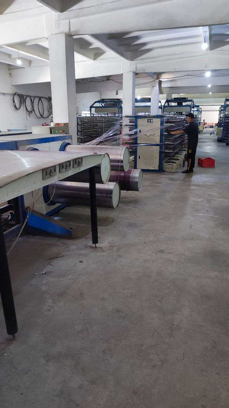 Qop zavodi ishlab turgan