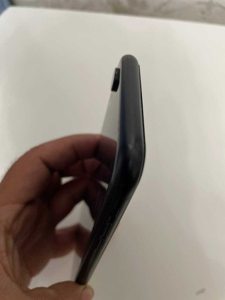 Iphone XR  xotira 64 yomkist 87
