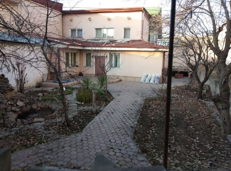 Сдается дом в центре города без ремонта