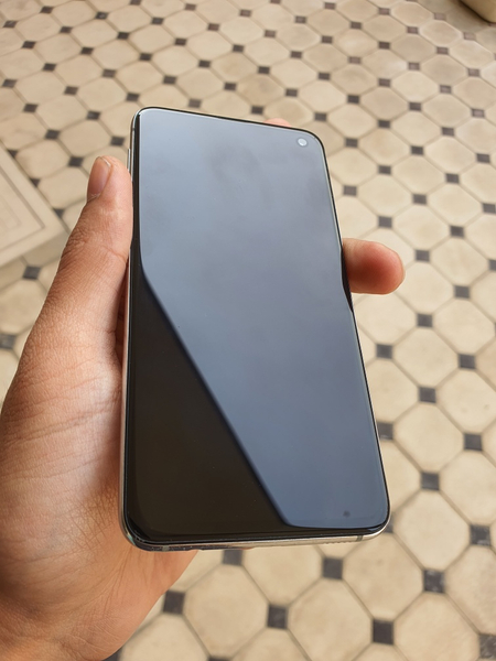 Samsung Galaxy S10e DUOS. OzU 6/128 GB. Garantya beriladi. Halol