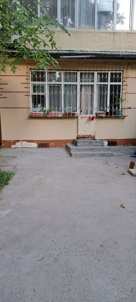 Yol yuzida joylashgan 1xonali uy sotiladi balk. 6 m magazin ofisga zor