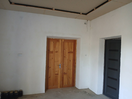 Hovli sotiladi 4 xonali remont qilinmagan