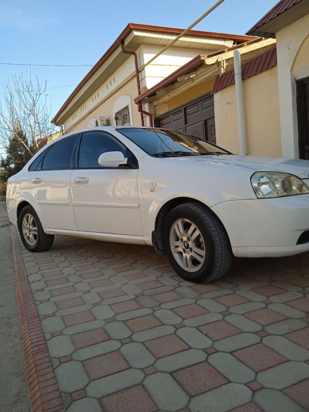 Ласетти 1.8 сотилади