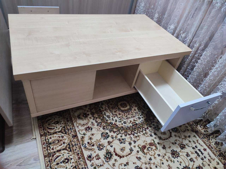 Детский столик с ящиками на колесах