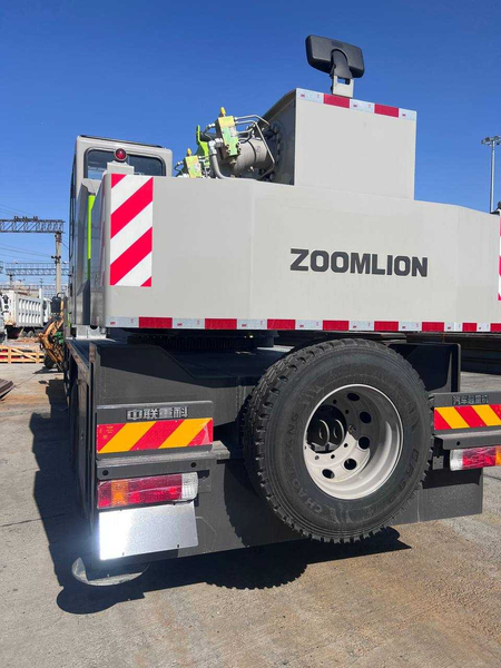 Новый модель ZOOMLION  25-тн.  Длина стрелы + гусек: 49 м.