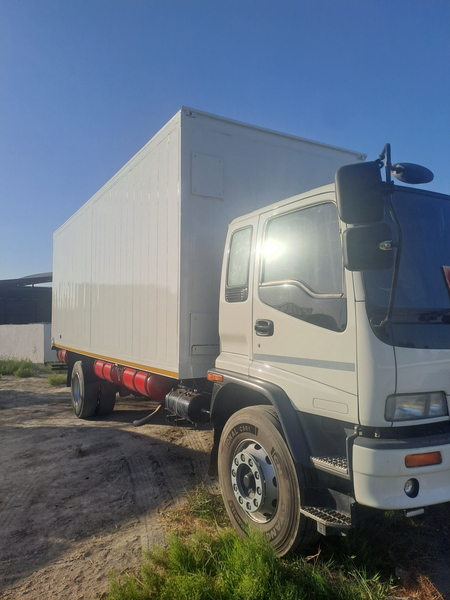 Isuzu YUK mashinasi sotiladi