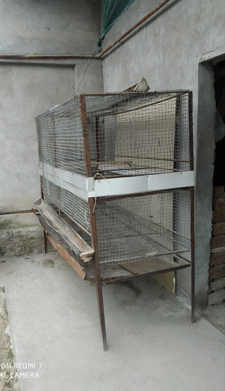 Qush va tovuqlar uchun temirdan yasalgan in