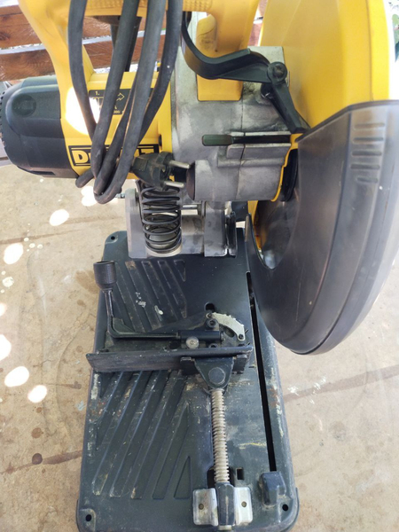 Труборез DeWalt в хорошем состоянии.
