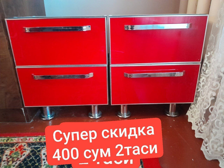 Шкафчик усти ойнали.