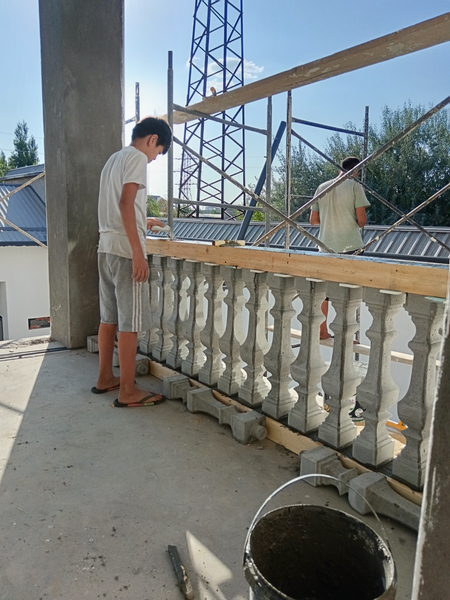 Balyasina (beton to'singlar) quyamiz va o'rnatamiz 70 ming
