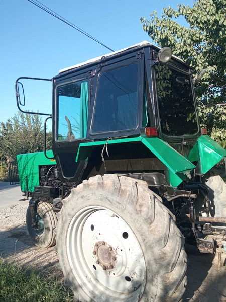 MTZ x80 Traktor .