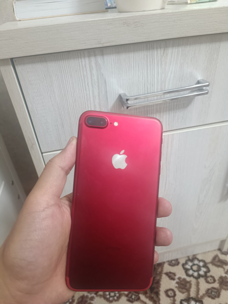 iPhone 7+, red product. 256 GB