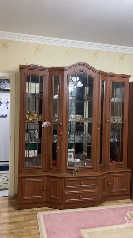 Буфет с посудой частично