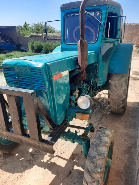 T 40 traktor sotiladi