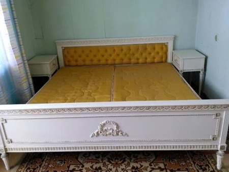 Продаётся спальный гарнитур Людовик кровать тумбочки и трюмо