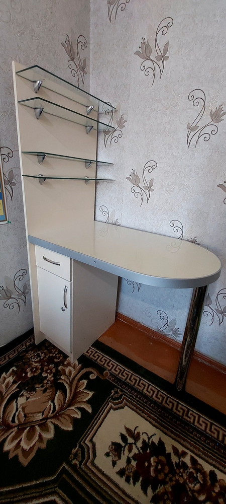 Продаю свой маникюрный стол,в хорошем состоянии!
