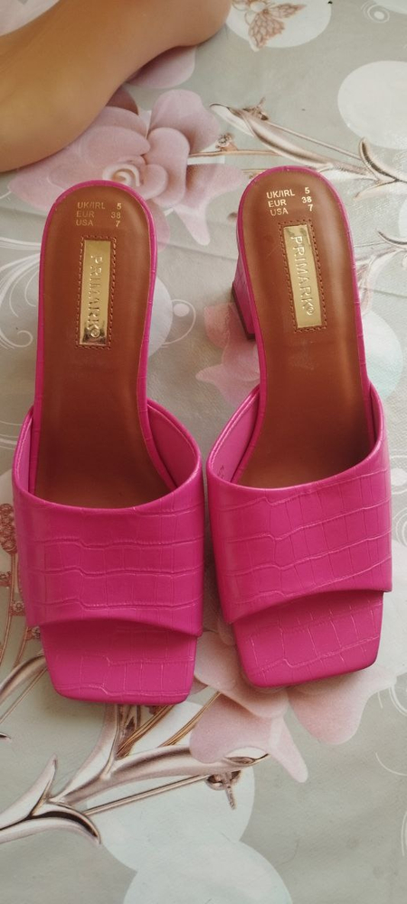 Продаются красивые шлепки PRIMARK 39 размера . Купленные в Америке.