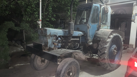 Traktor srochni sotiladi pochti yangi