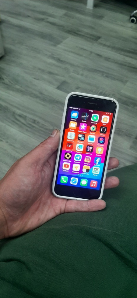 Продам iPhone Se 2020