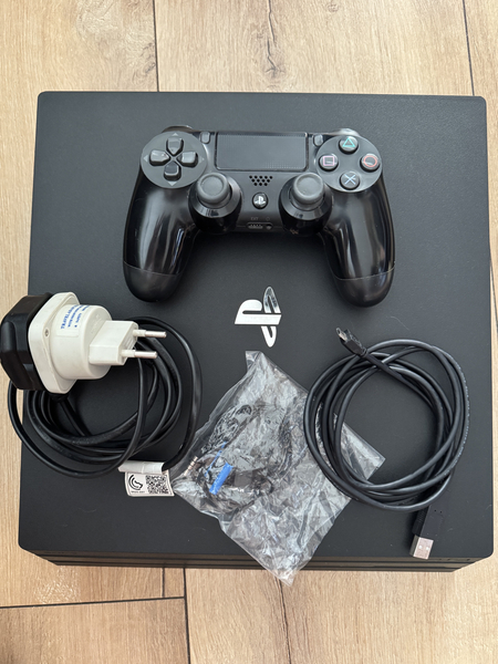Продается Playstation PRO 1 Tb + 18 дисков!!
