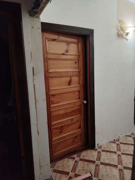 Продам межкомнатные двери дерево.