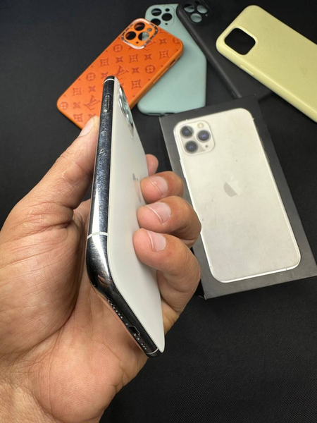 Iphone 11pro sotiladi aybi umuman yoq bir qol ishlagan