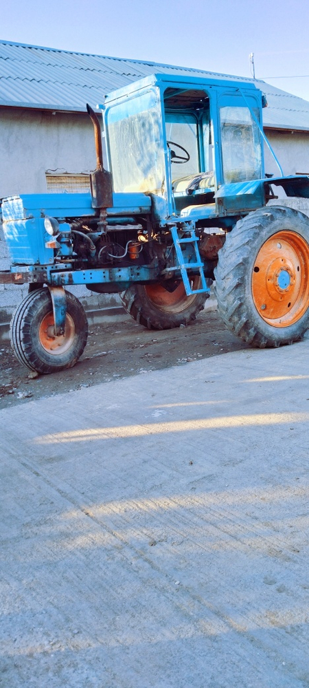 Traktor surishni sotiladi holati yaxshi akmlyatori yuq
