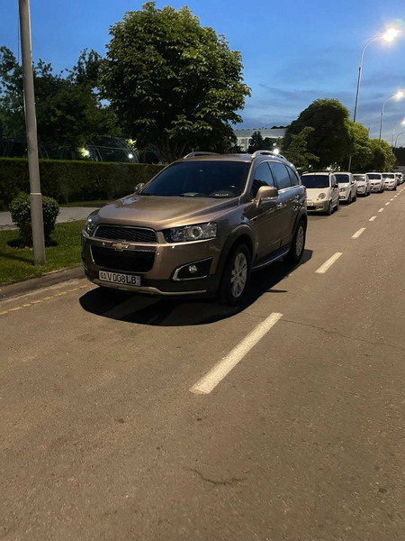 Продаётся Chevrolet Captiva-3. Полный привод, 3-х литровый двигатель.