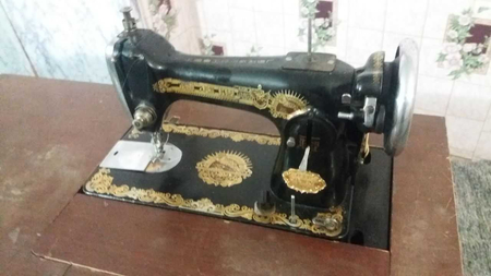 Продаётся тумбовая швейная машинка 