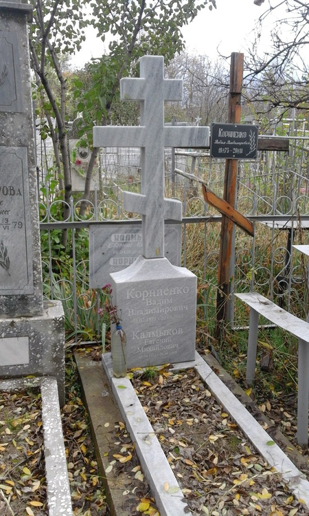 Уборка могил на кладбище 