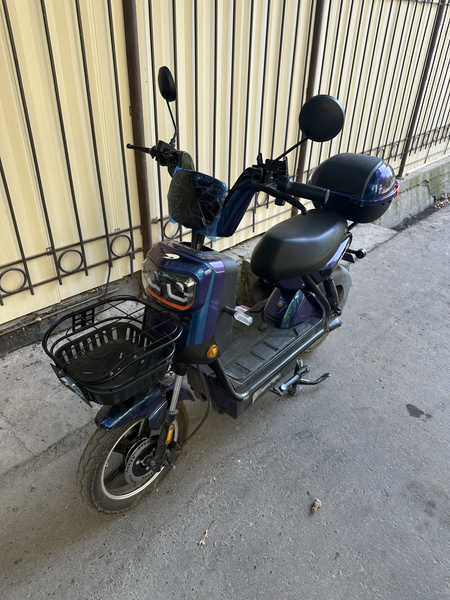 Elektro skuter sotiladi.