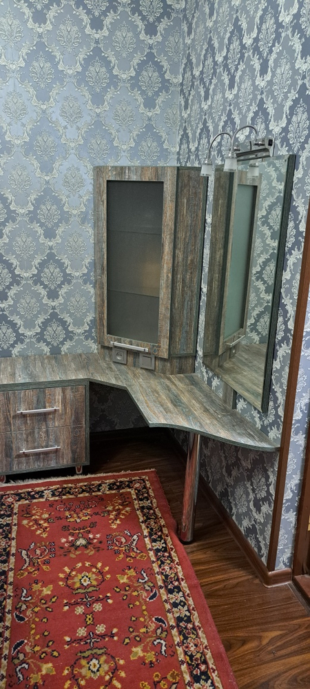 Продам комлект ( кровать с ортопедическим матрасом + макияжный стол)
