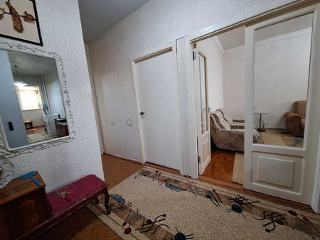 продается удобная и недорогая квартира! 2/3/4, М Улугбек (J2763)