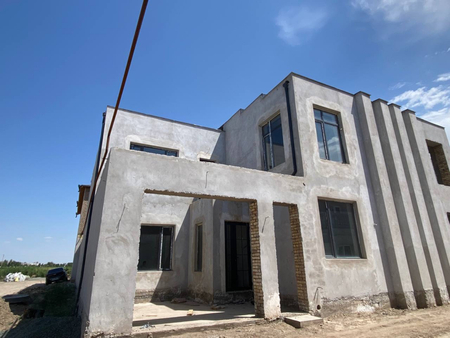 200 m2 Yarim Plan Turar Joylar SOTILADI