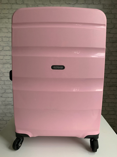 Чемодан на колесах American Tourister размер M 57,5 литров
