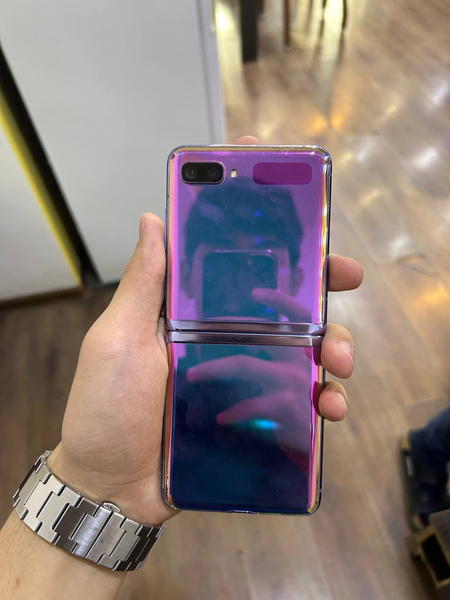 Samsung Galaxy Z Flip память 256. нархи 1,500.000 сумм