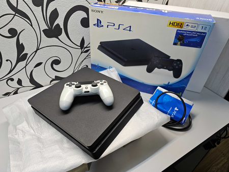 ПРОДАМ PlayStation 4 Slim 1000GB +Mortal Kombat 11. Состояние ОТЛИЧНОЕ