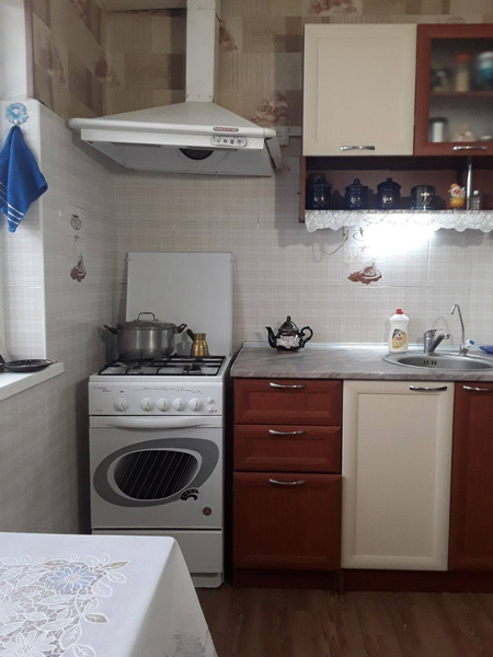 Продается 2комн 77 серия. Ресторан Сазанчик.
