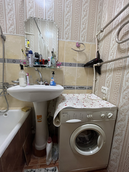 Сдам в арендуквартиру ! 2 комн/1/4 с обстановкой