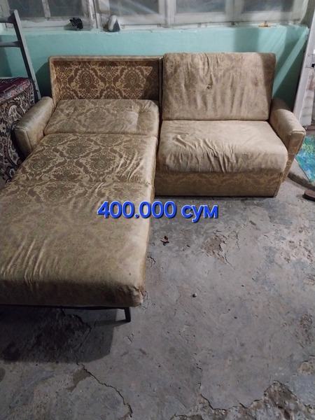Уголок,диван,швейная машина,оверлог,игрушки