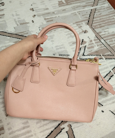 Сумки Guess, Prada. В идеале.