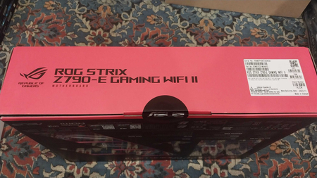 Новый, запечатанный процессор 13-го поколения Core i7 13700 с кулером.