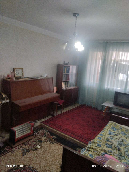 Продается Квартира 2 х комнатная.г Карши, 2 микрорайон. Новый базар