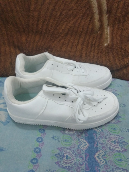 Новые кроссовки Nike белые