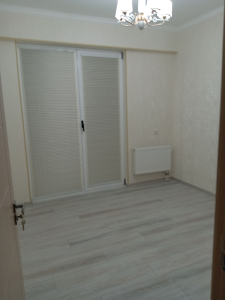 Yangi qurilgan Uy, hech kim yashamagan, maklersiz, mo\\\'ljal Piramit