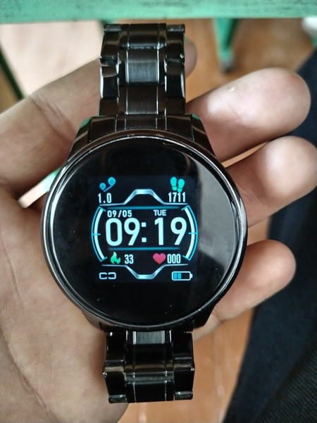 Smart watch sotiladi