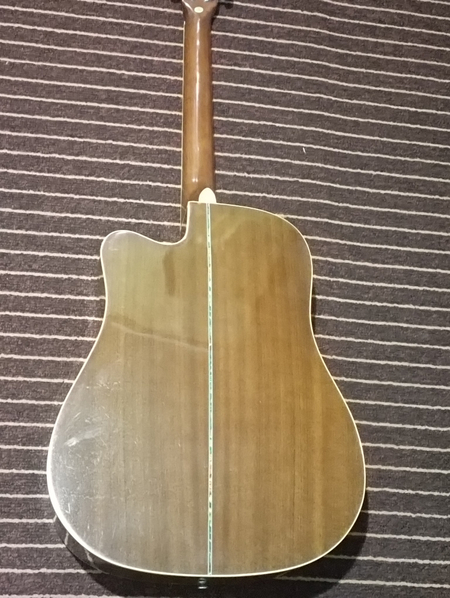 Gitara  sotiladi